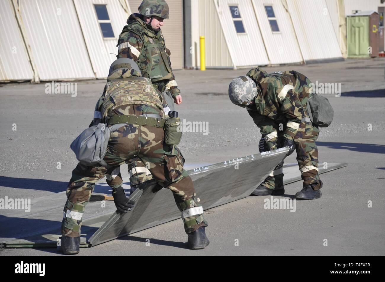 Aluminum mat runway hi-res stock photography and images - Alamy