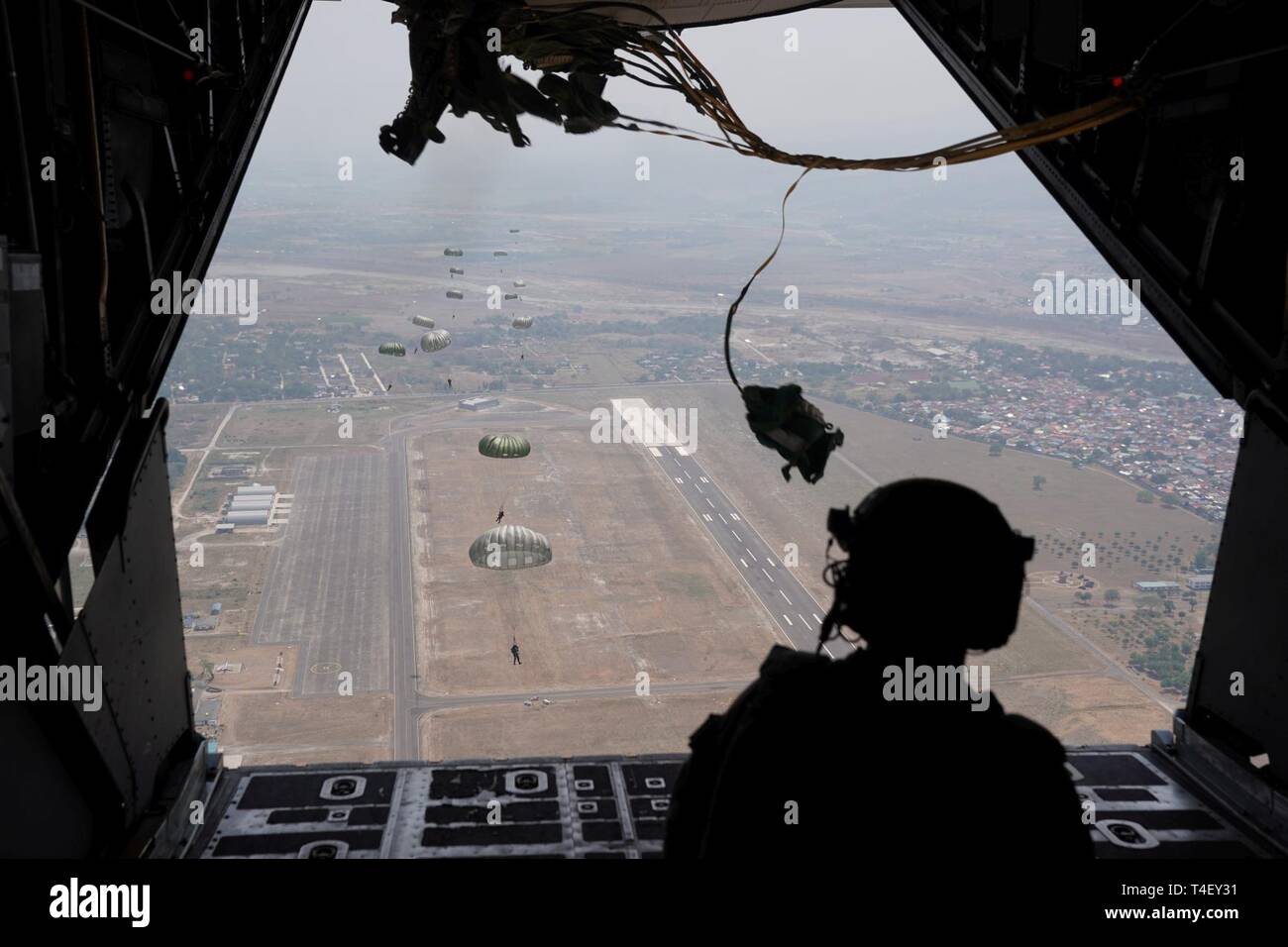 A U.S. Army jumpmaster from the 1st Special Forces Group watches as U.S ...