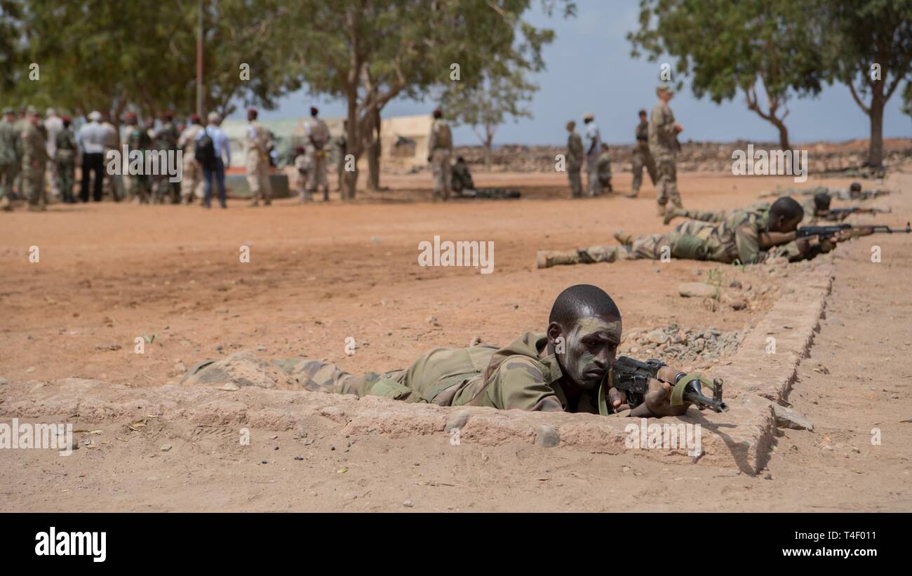 Soldiers securing a perimeter hi-res stock photography and images - Alamy