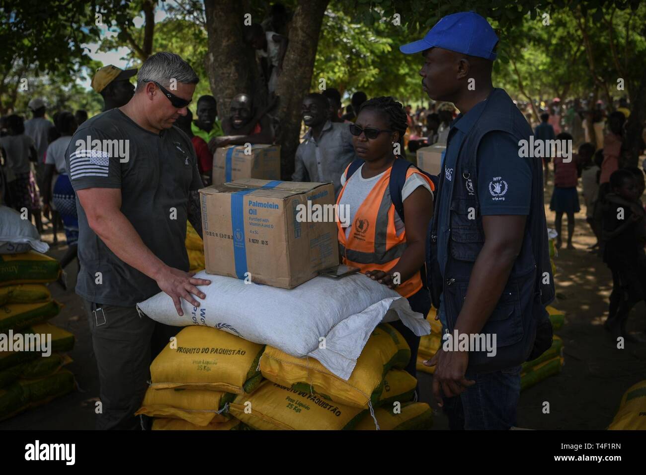 Usaid food distribution hi-res stock photography and images - Alamy