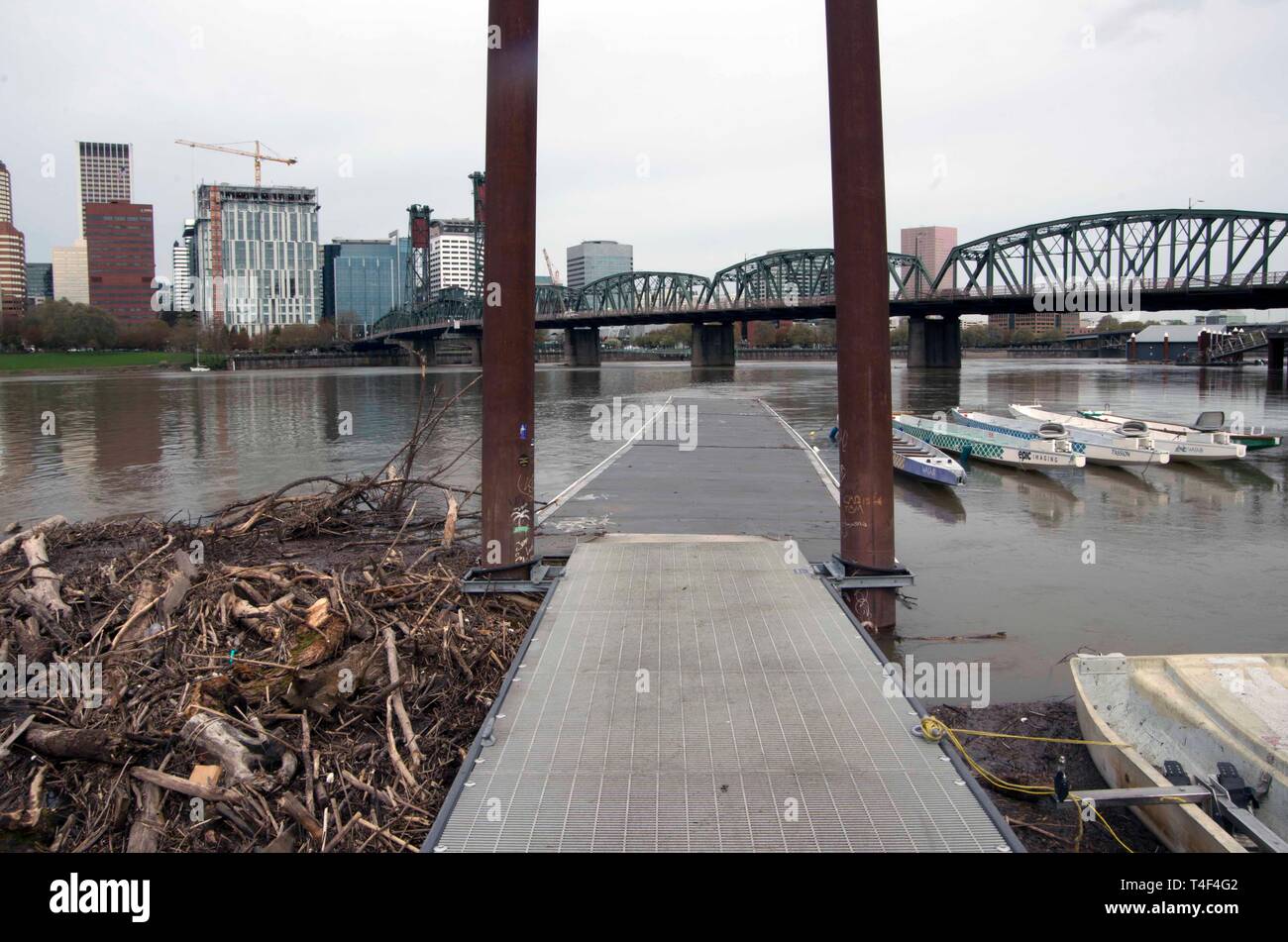 The Hawthorne Bridge is a truss bridge that crosses the Willamette ...