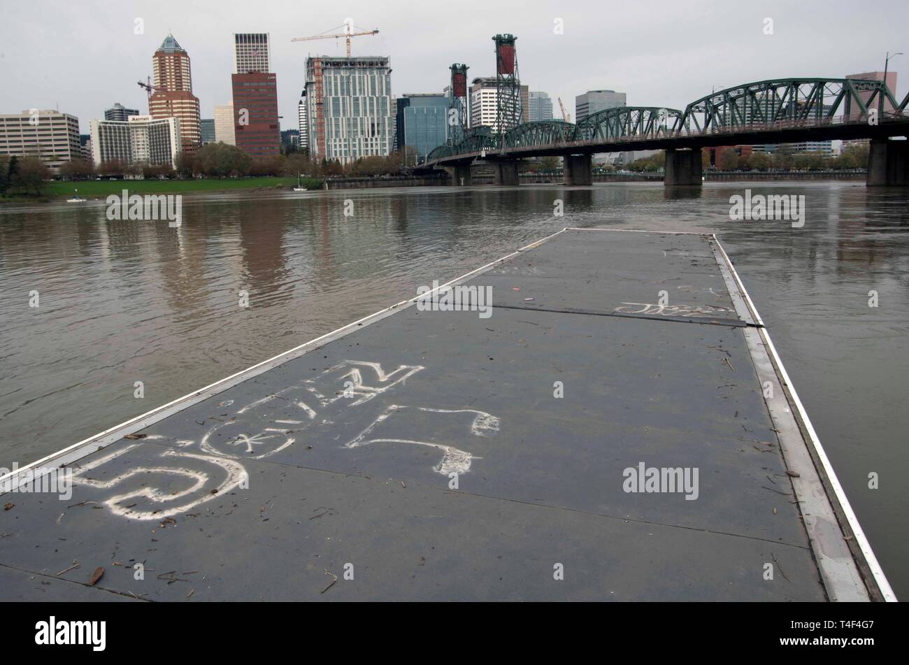The Hawthorne Bridge is a truss bridge that crosses the Willamette ...