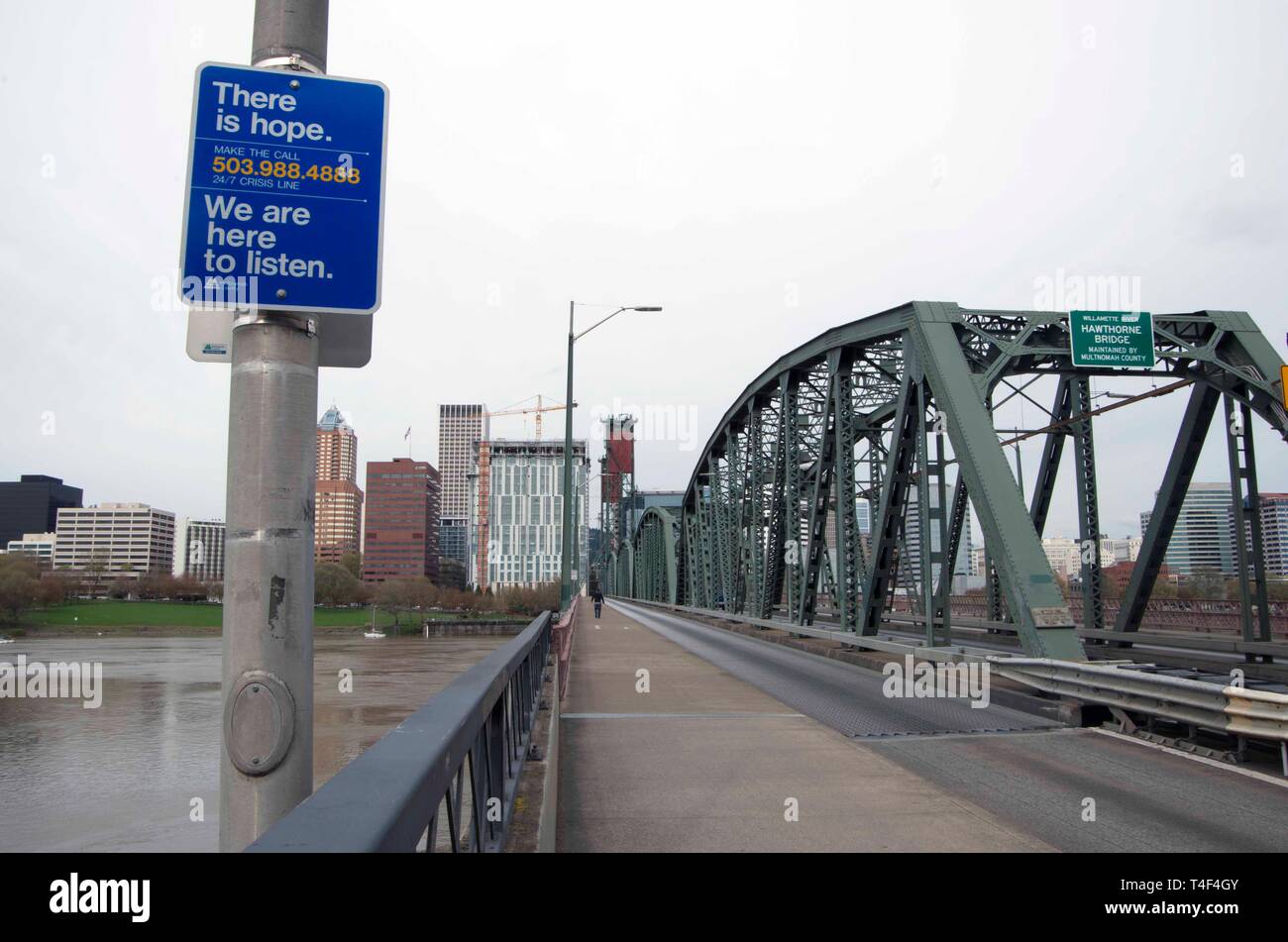 The Hawthorne Bridge is a truss bridge that crosses the Willamette ...