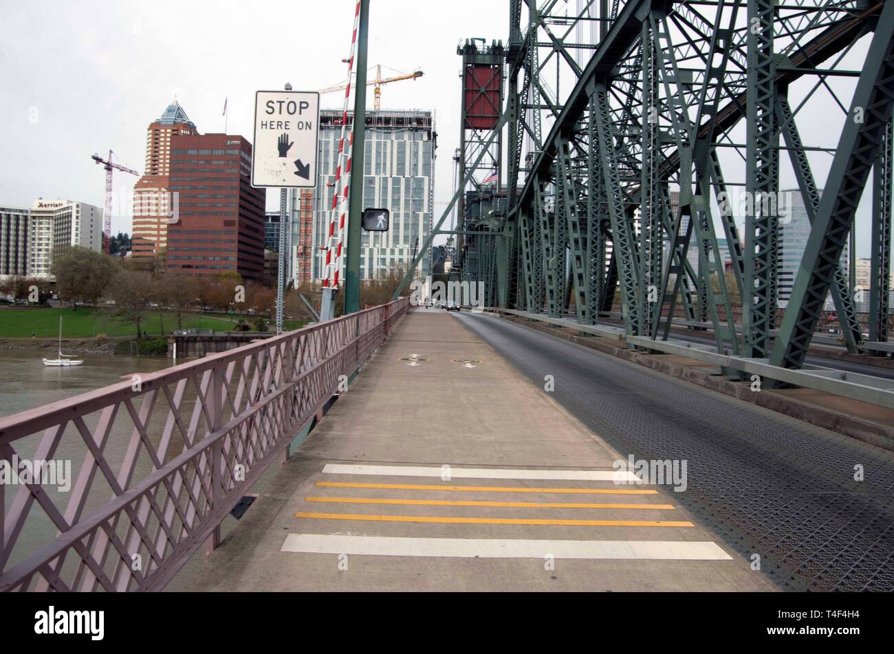 The Hawthorne Bridge is a truss bridge that crosses the Willamette ...
