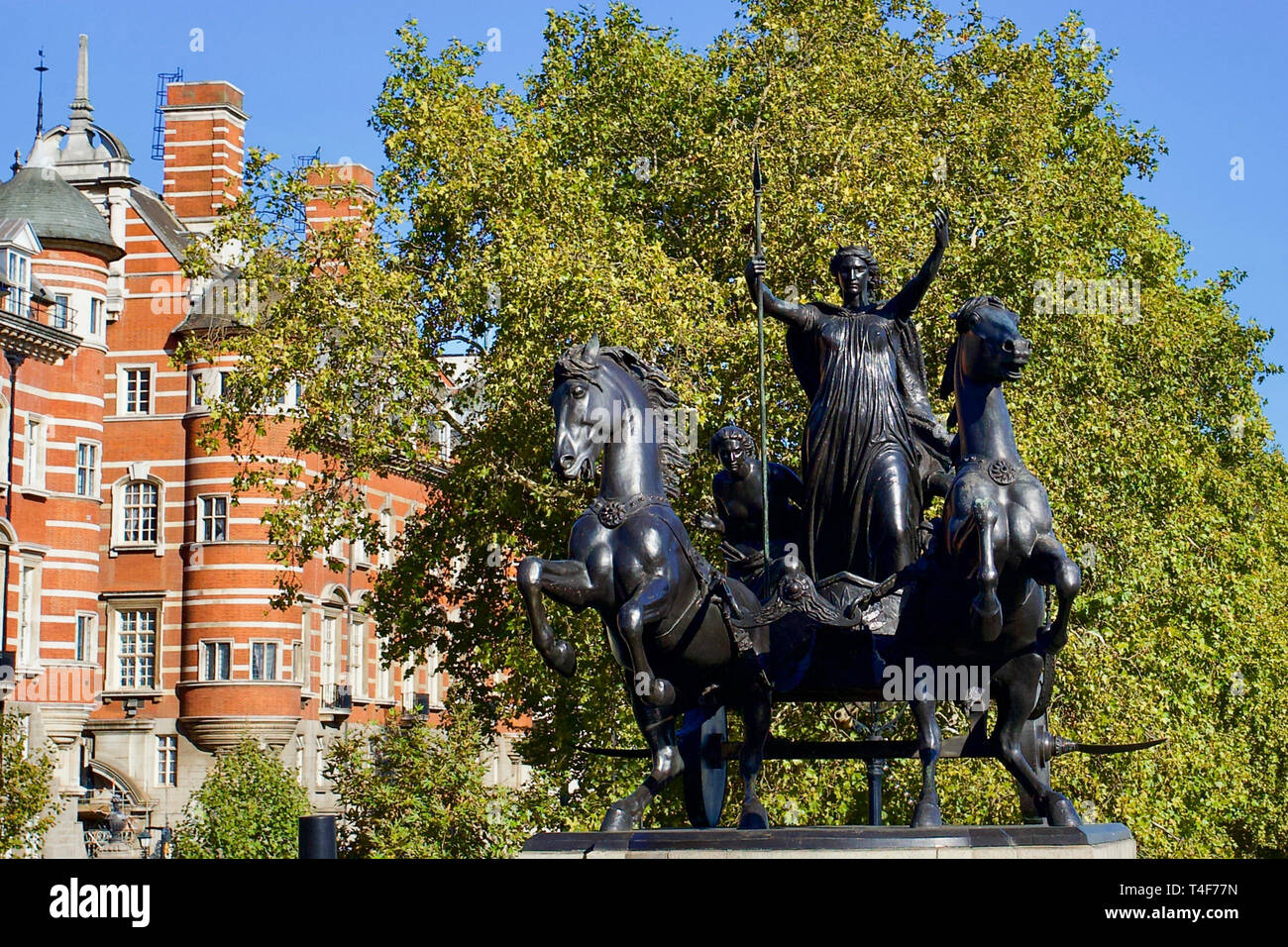 Statue of Queen Boadicea with spear and chariot, Westminster Bridge ...