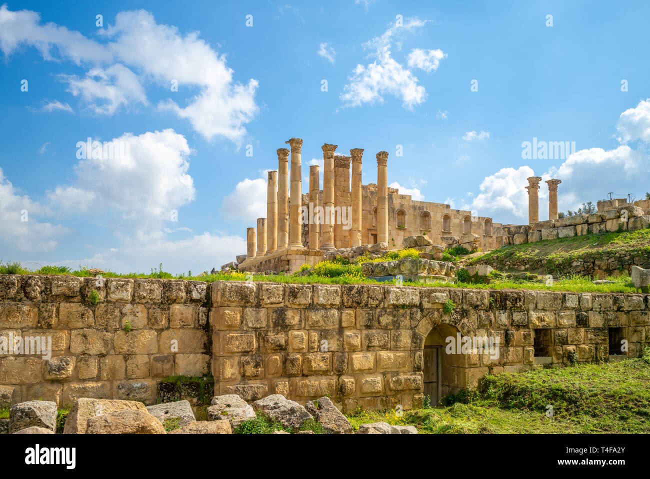 Temple of Zeus in jerash, amman, jordan Stock Photo - Alamy