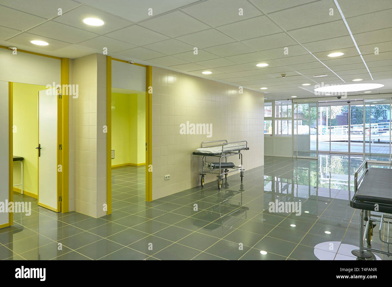 Hospital emergency trauma center entrance hi-res stock photography and ...