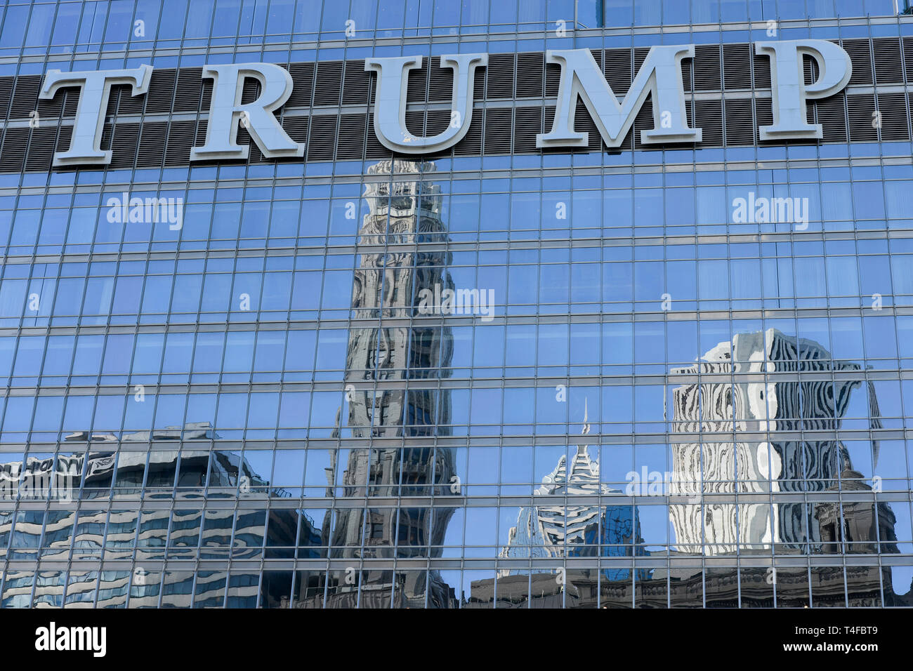 USA Chicago, downtown, skyscraper, Trump tower , Trump International ...