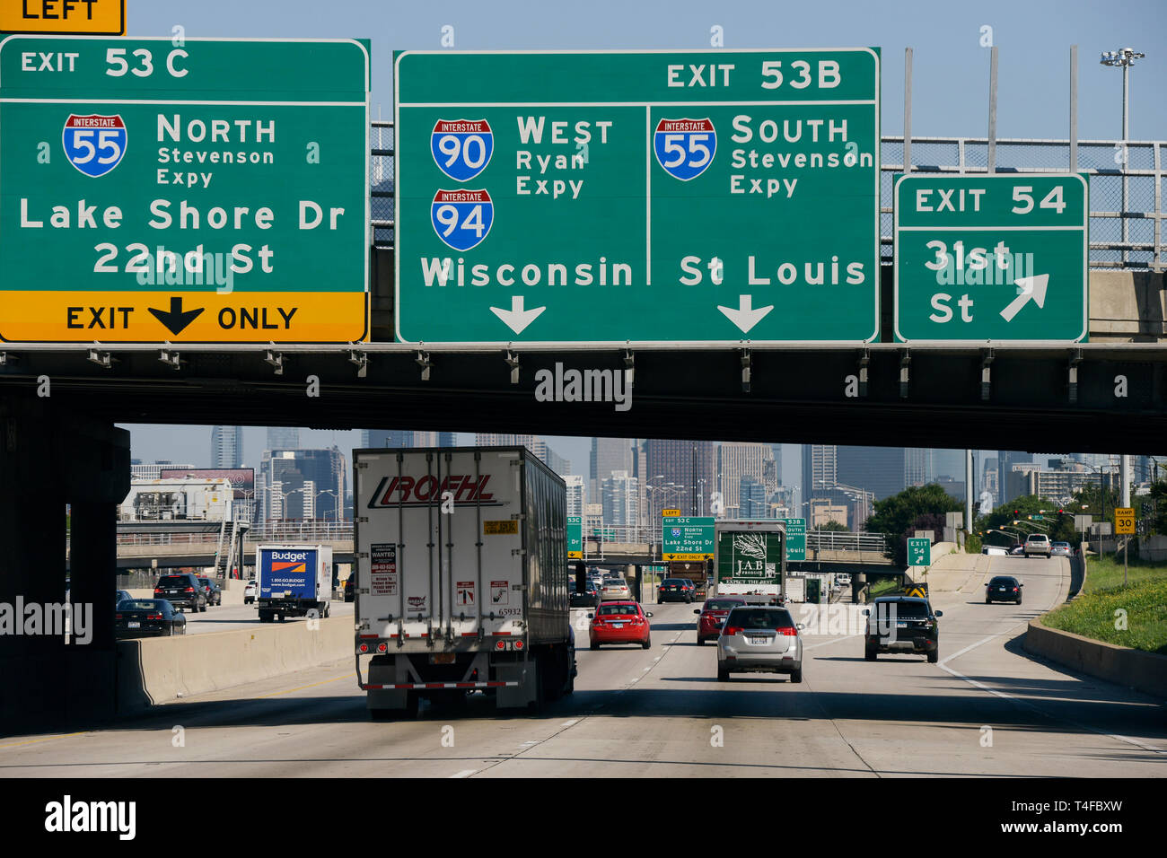 USA Chicago, traffic on Highway near downtown / Autobahn und ...