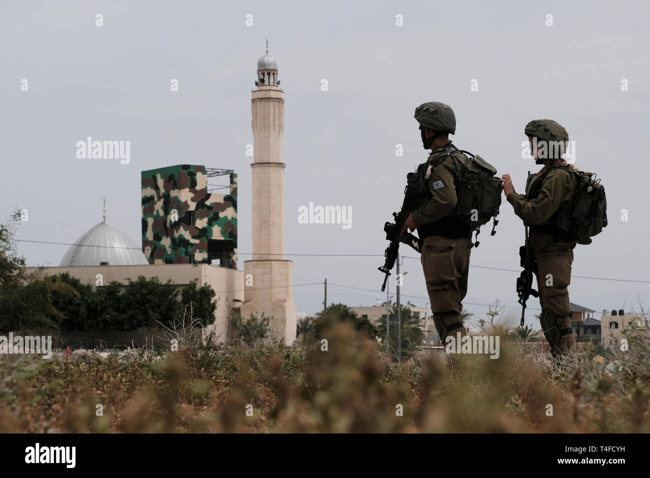 Women alongside soldiers hi-res stock photography and images - Alamy