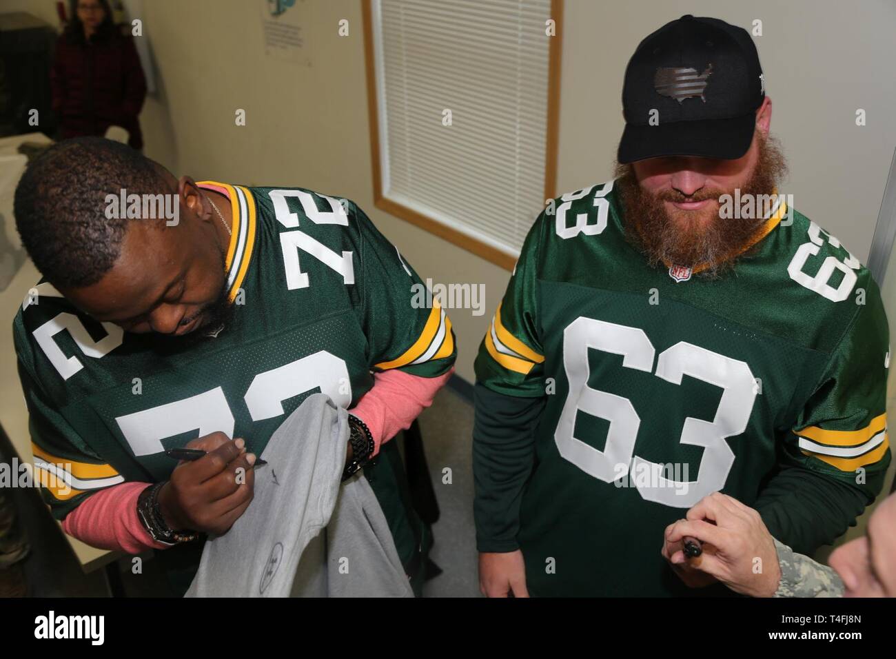 Packers alumni Earl Dotson and Scott Wells with the Green Bay Packers ...