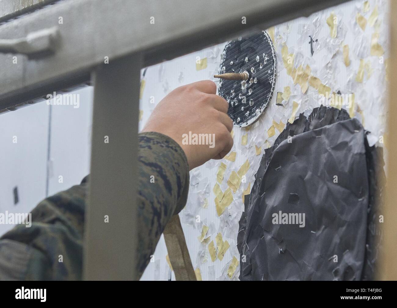 Recruits with Lima Company, 3rd Recruit Training Battalion, pull ...
