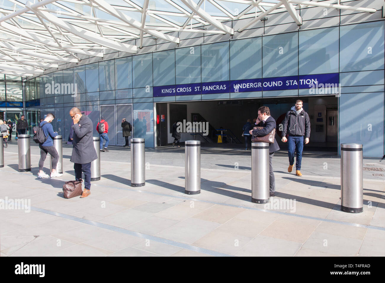 Kings Cross Station Sign High Resolution Stock Photography and Images ...