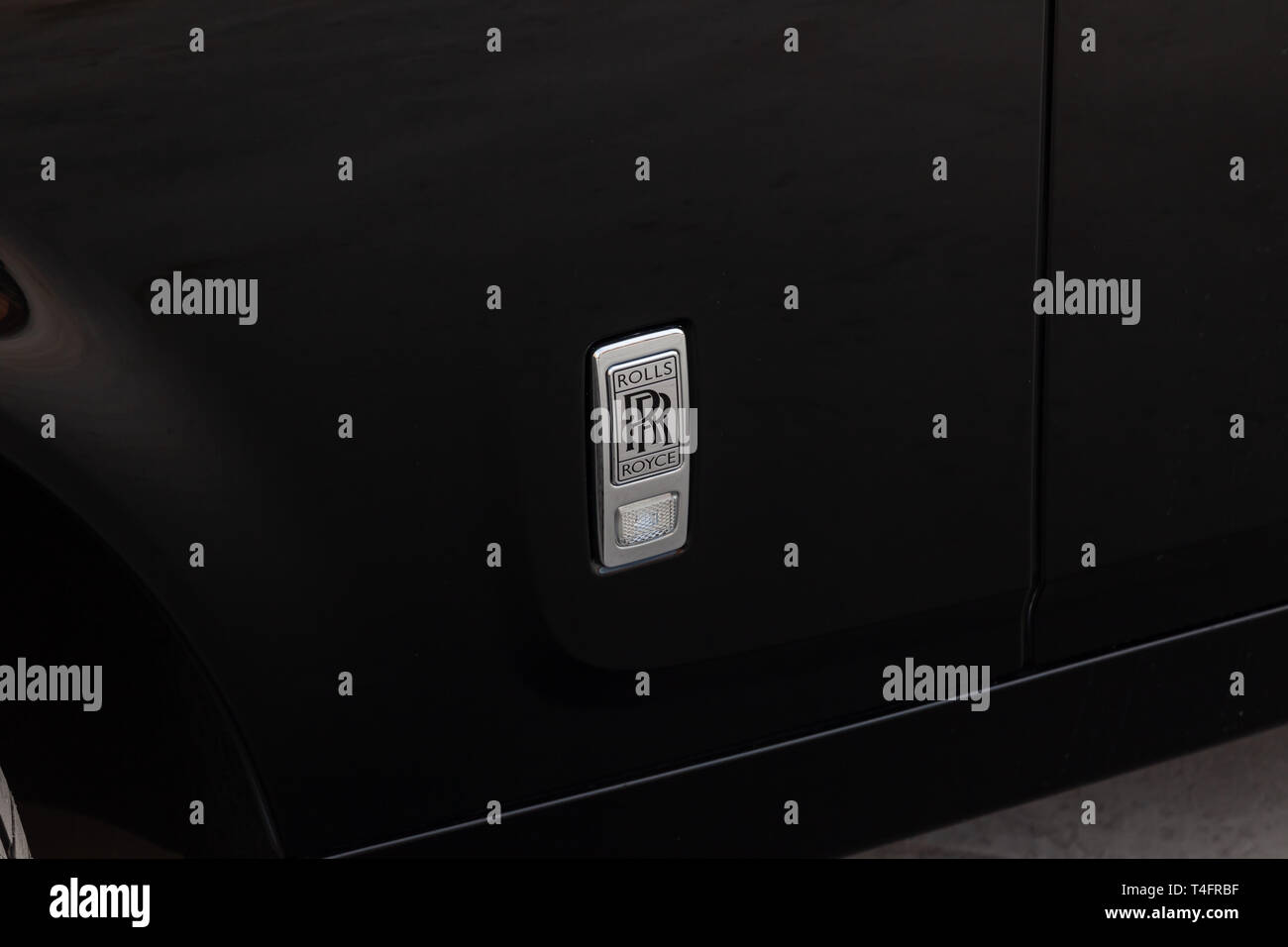 Rolls royce wheel emblem hi-res stock photography and images - Alamy