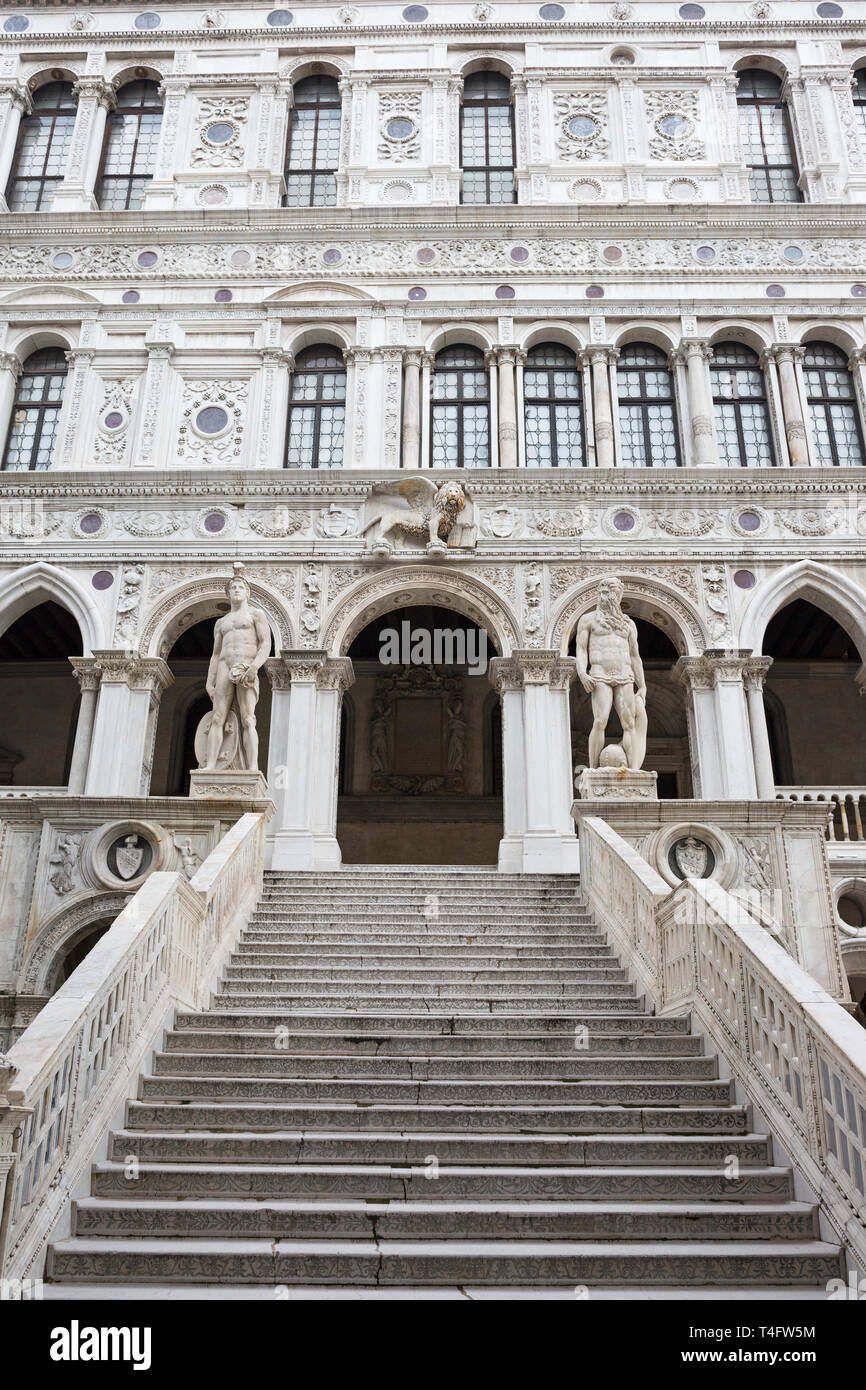 Grand entrance with stone staircase hi-res stock photography and images ...