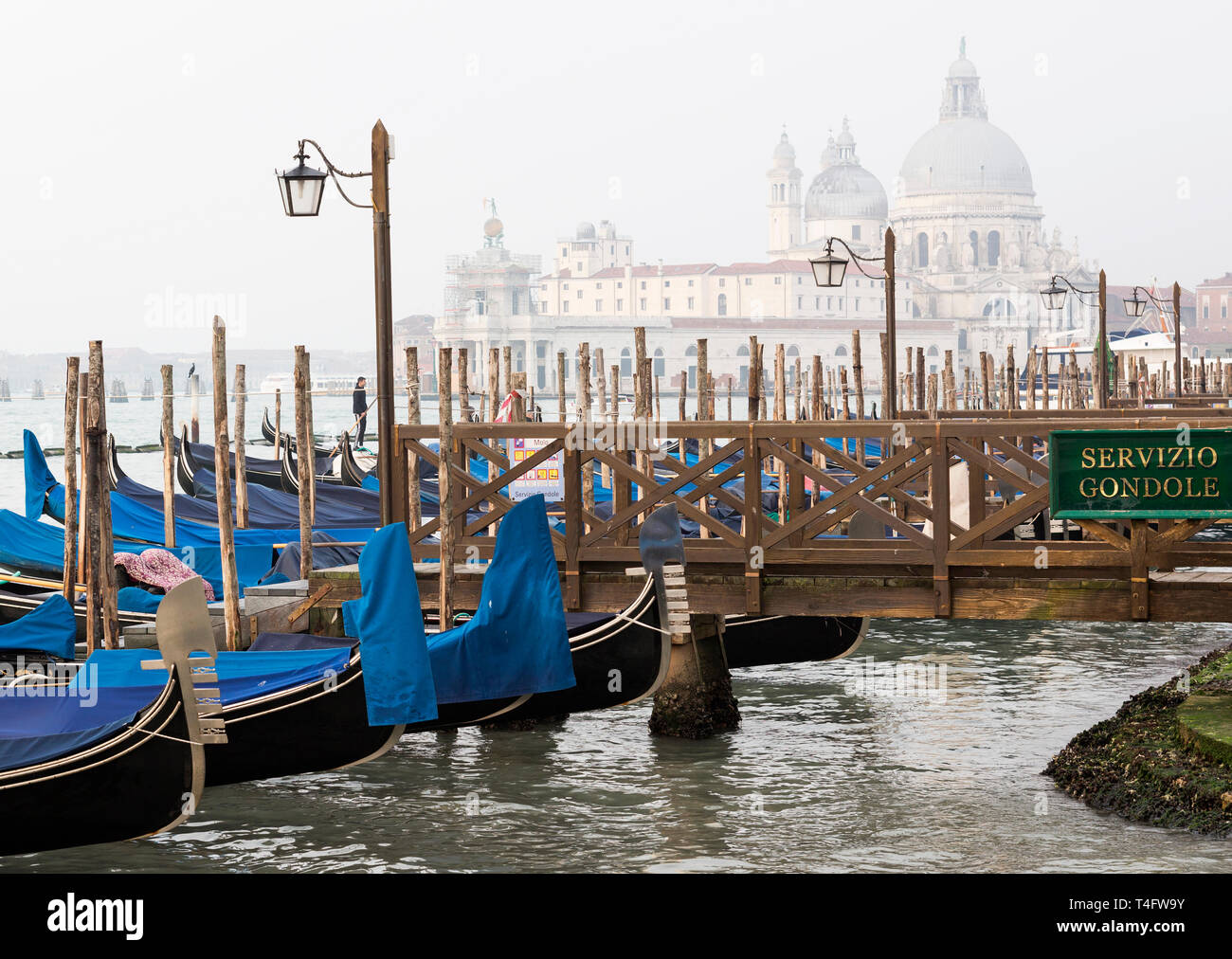 Gondola traghetto hi-res stock photography and images - Alamy
