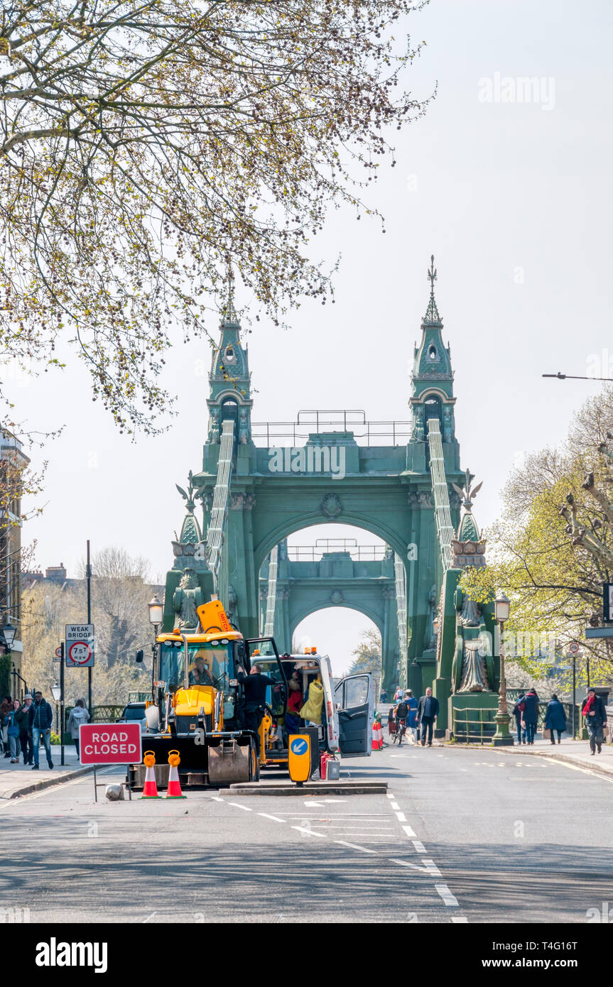Closed for repairs sign hi-res stock photography and images - Alamy