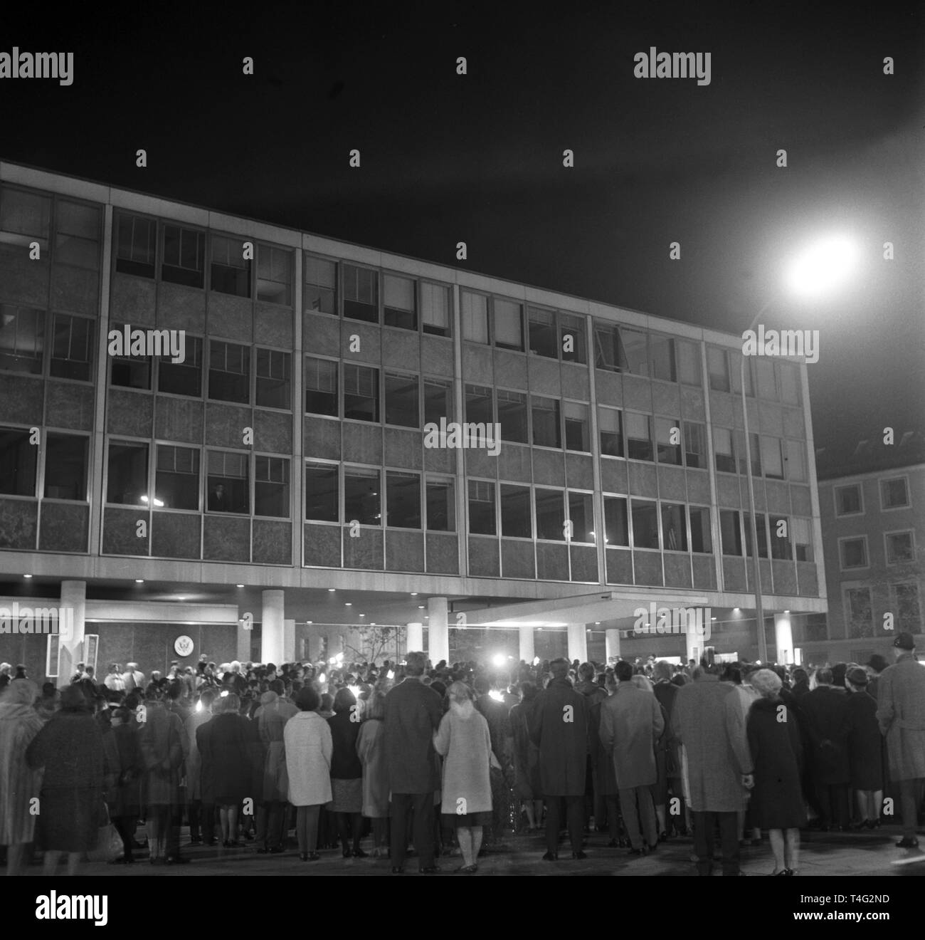 People line up in front of the US consulate in Munich to sign the books ...