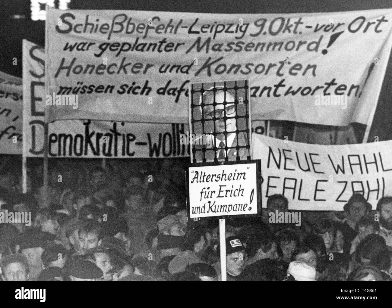 View of participants of the Monday demonstration in Leipzig on the 20th ...