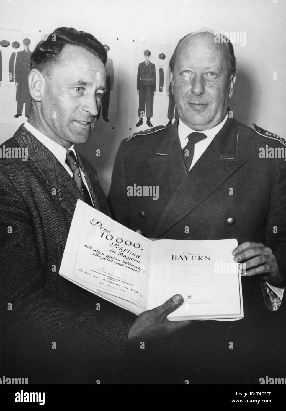 40 years old Alfred Hamm (l) is the 10.000 man in Bavaria to be tested ...