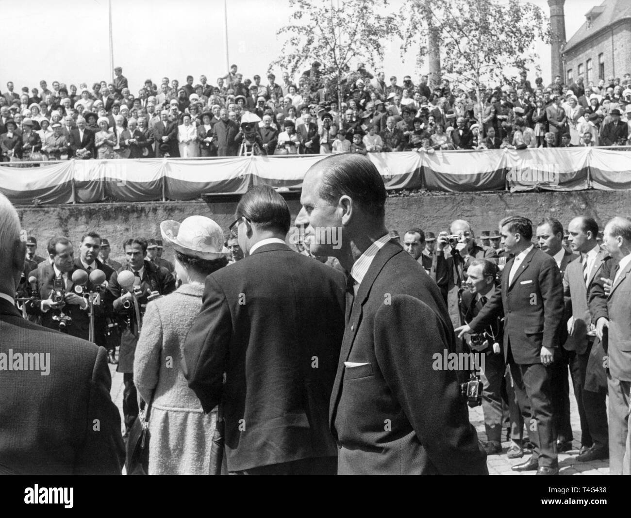Queen Elizabeth II (with hat) thanks for the warm welcome at the pier ...