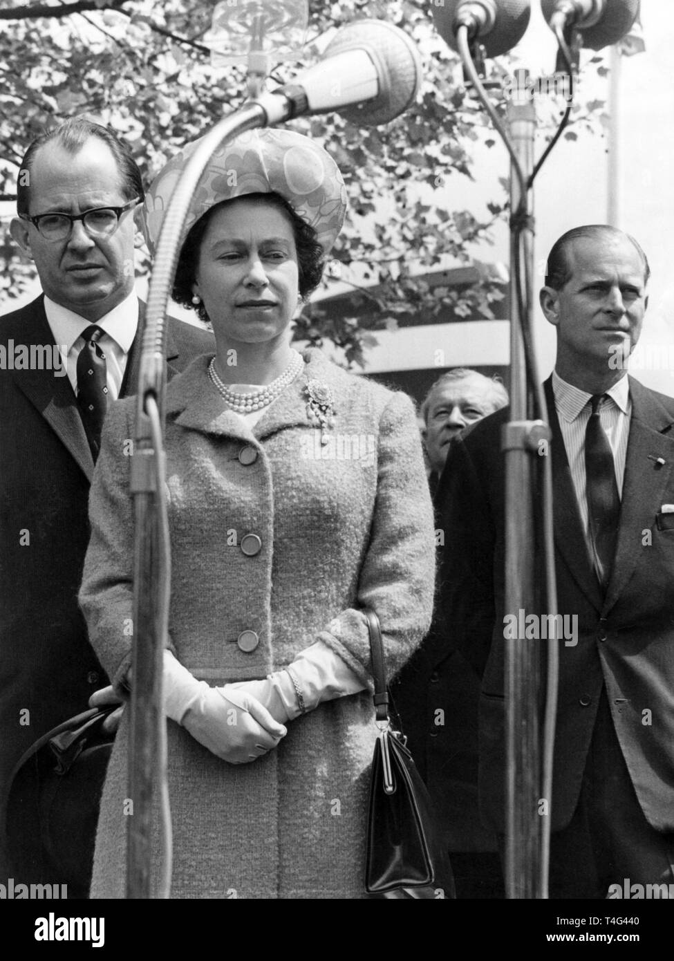 (L-R) Peter Altmeier, Prime Minister of Rheinland-Palatinate, Queen ...