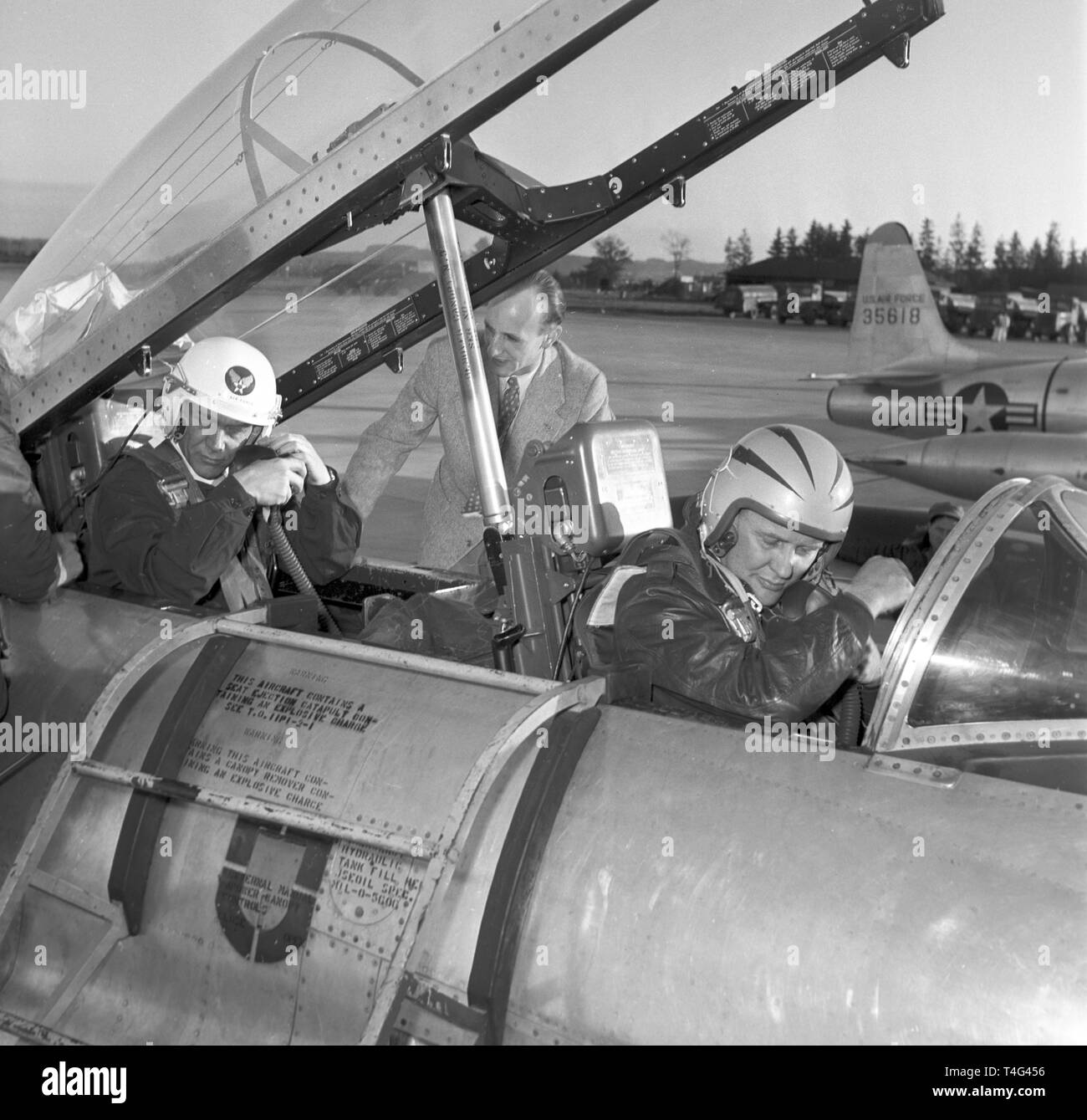 Military officers Panitzki Fluggast (in the back) and Mark H. Vinzent ...