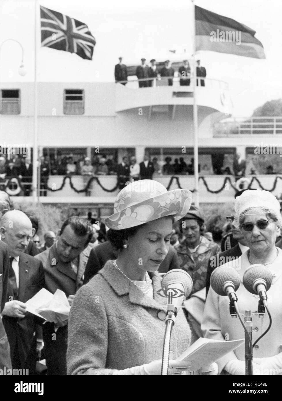 Queen Elizabeth thanks for the warm welcome at the pier at Deutsches ...