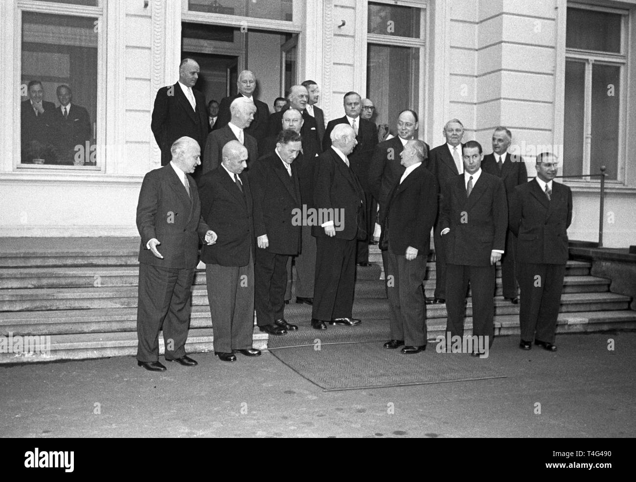 German President Theodor Heuss (front row 4. from left) and Chancellor ...