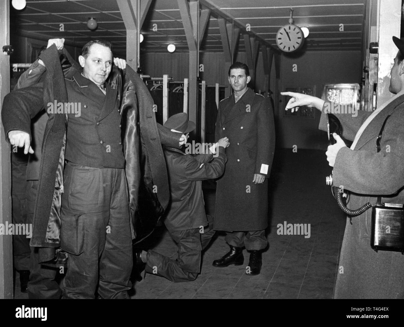 Soldiers of the newly founded German armed forces - Bundeswehr - on 9 ...
