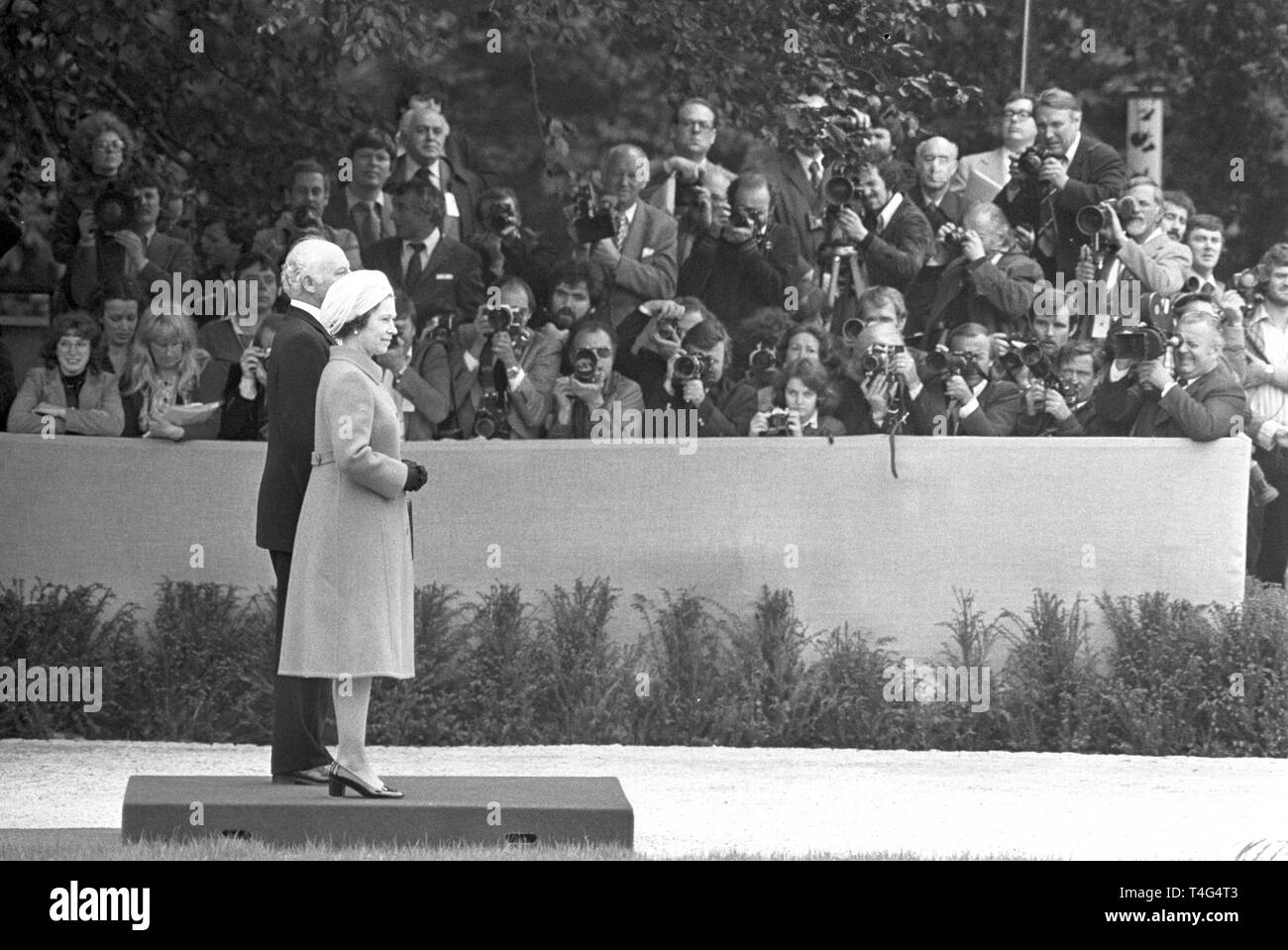 Queen Elizabeth II and Federal President Walter Scheel during the ...