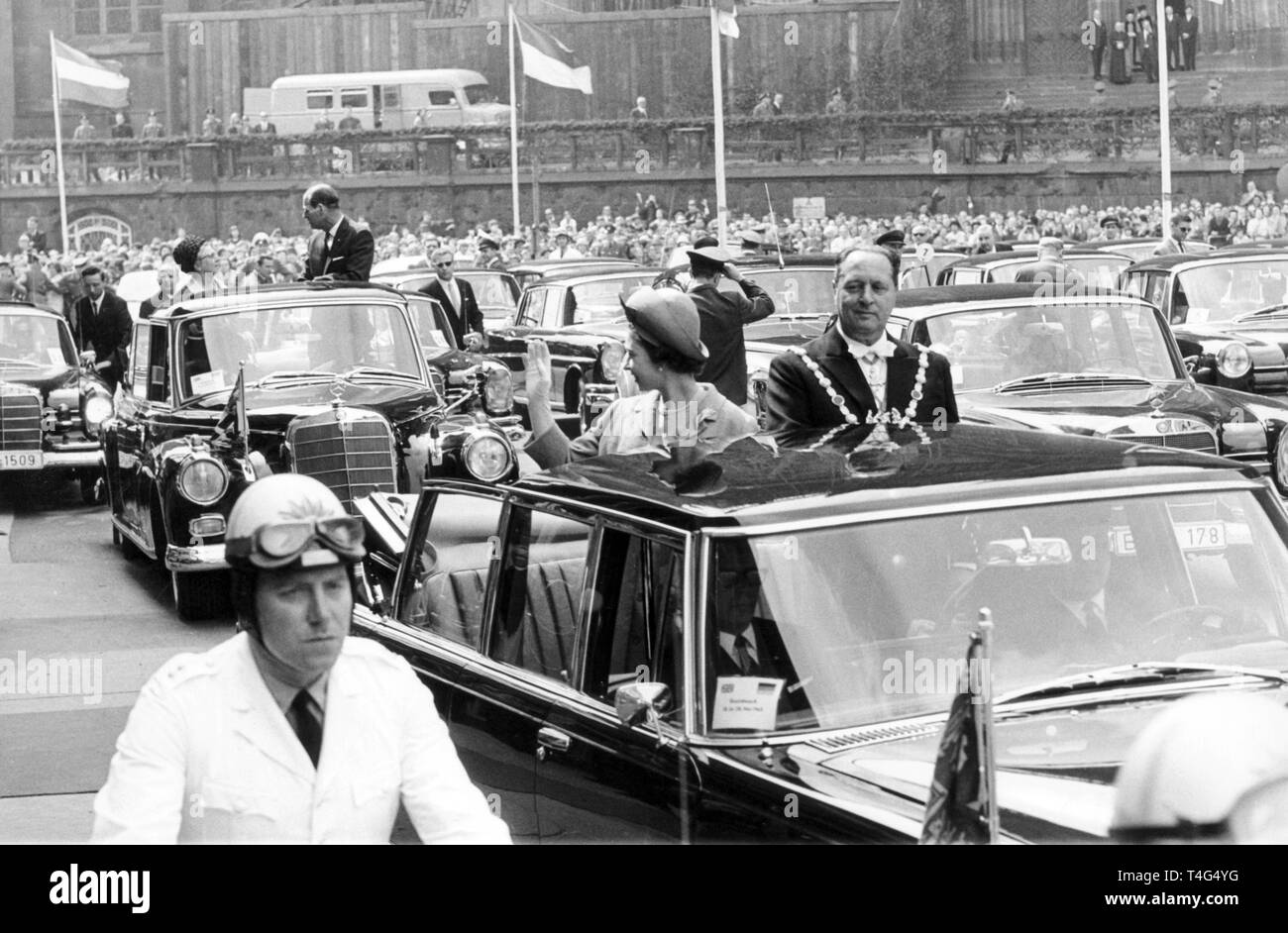 Queen elizabeth ii 1965 cathedral hi-res stock photography and images ...