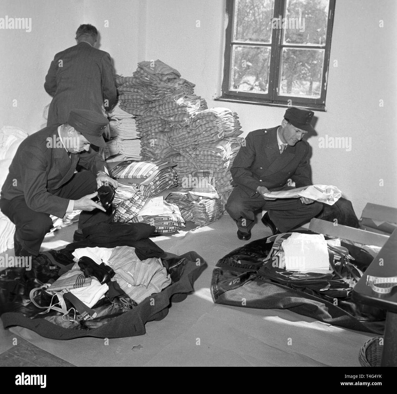 Volunteers of the new German Bundeswehr in a casern in Munich (Bavaria ...
