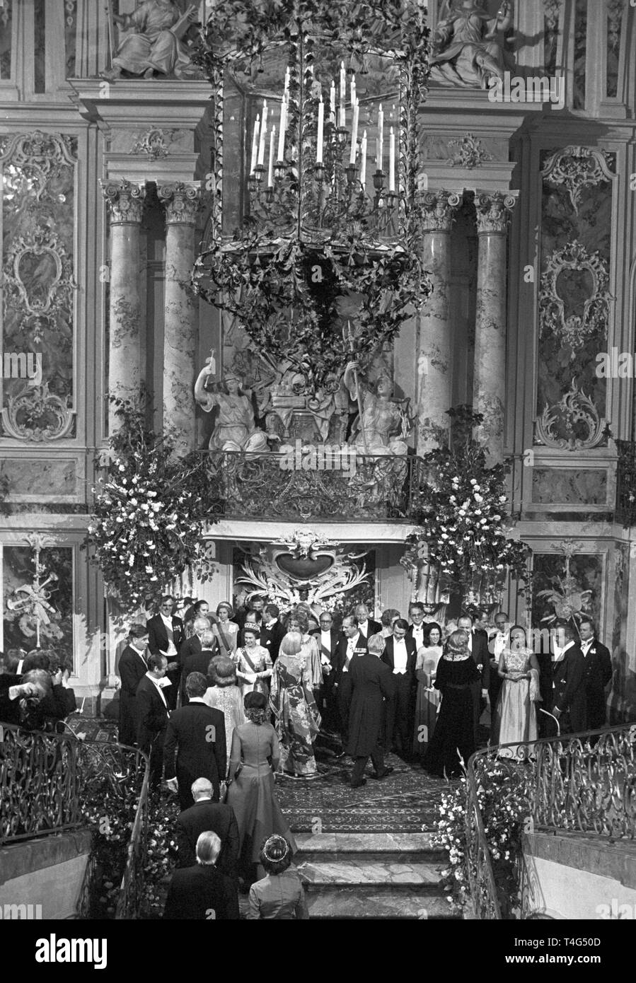 Queen elizabeth ii evening dress Black and White Stock Photos & Images ...