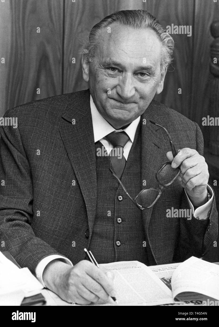 SPD-politician Egon Bahr in his office in Bonn in March 1987. | usage ...