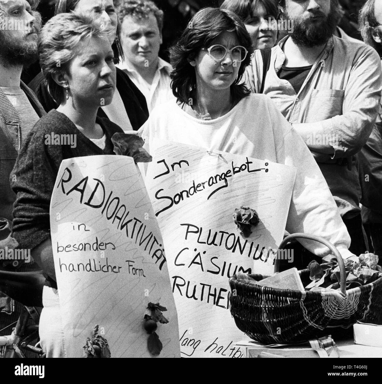 Around 5.000 people demonstrate on 17 May 1986 in Erlangen against the ...