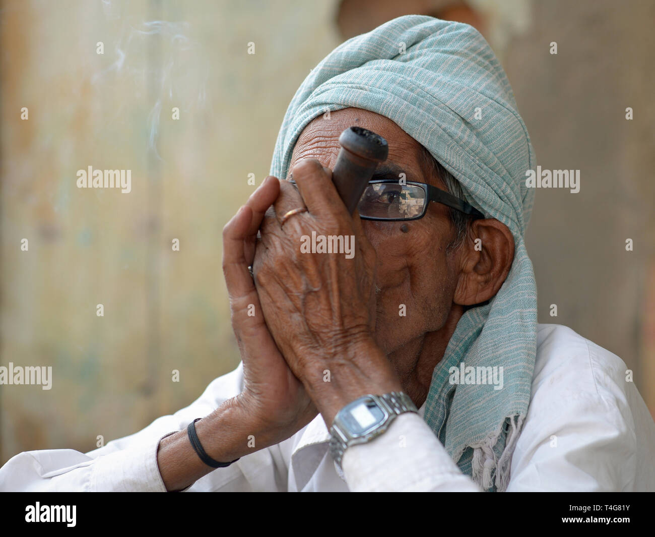 Old Indian Rajasthani man smokes tobacco in his chillum pipe Stock ...