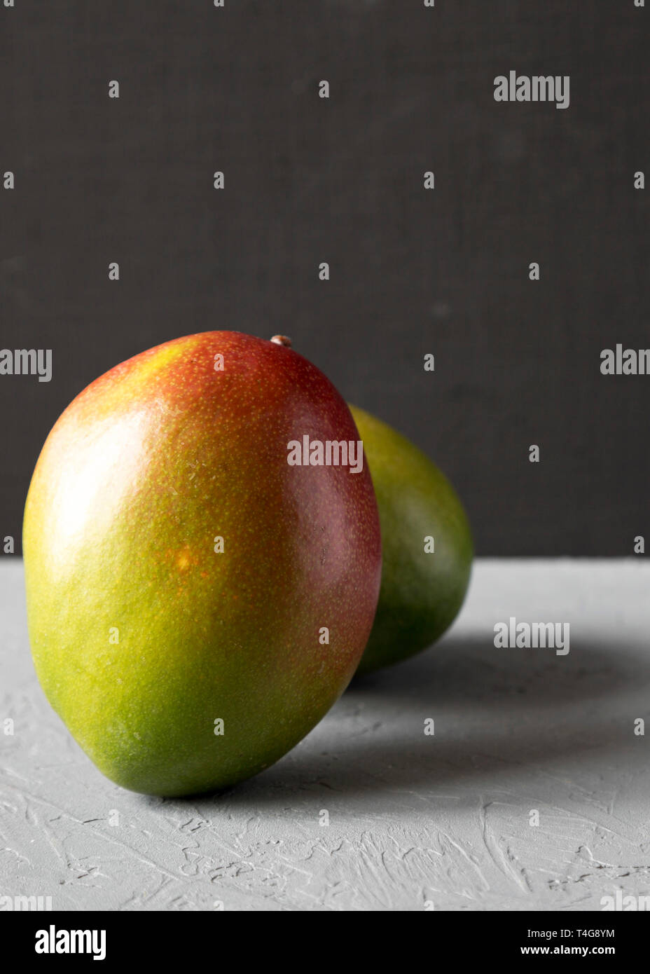 Colorful sweet mangoes, side view. Close-up Stock Photo - Alamy