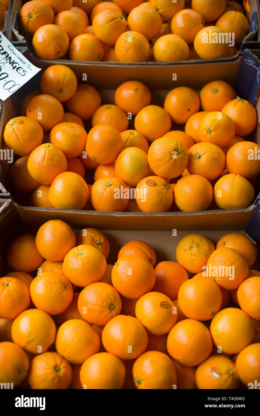 Oranges at a farmers market Stock Photo - Alamy