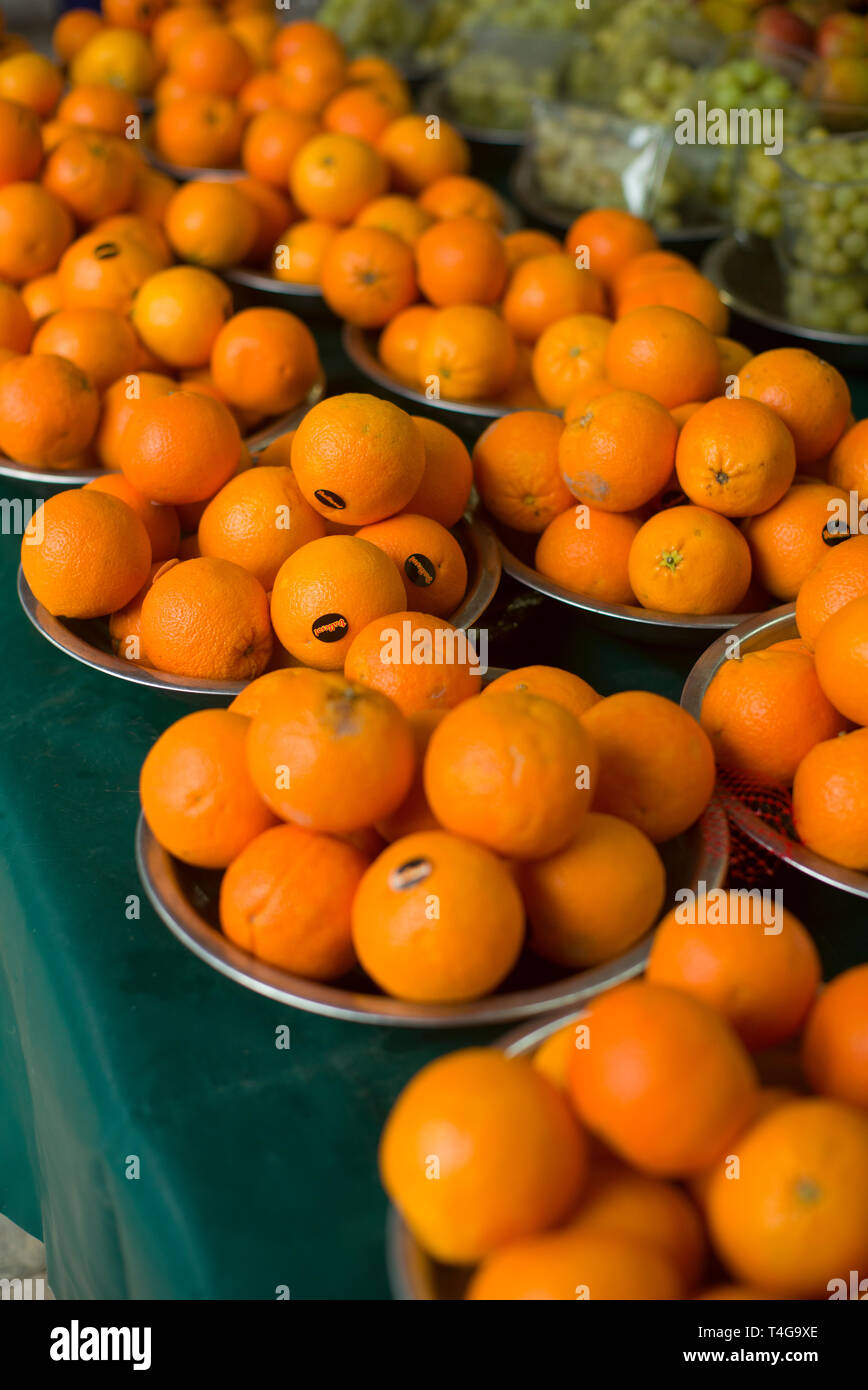 Oranges at a farmers market Stock Photo - Alamy