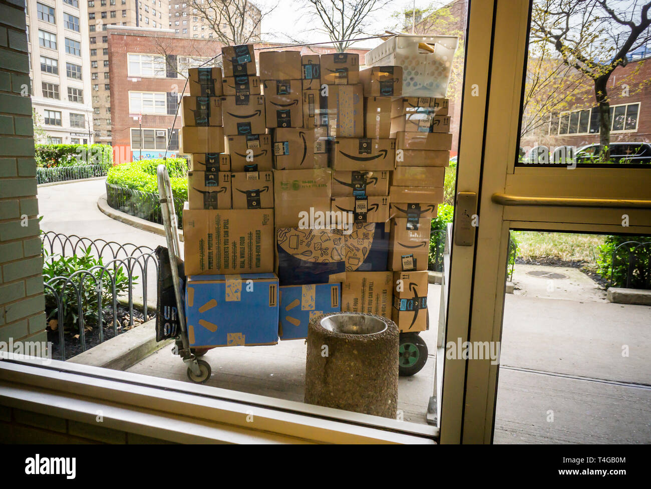 Hand cart laden hi-res stock photography and images - Alamy