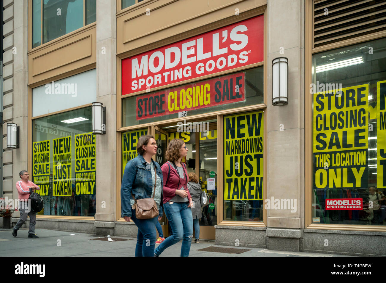 Modells sporting goods hi-res stock photography and images - Alamy