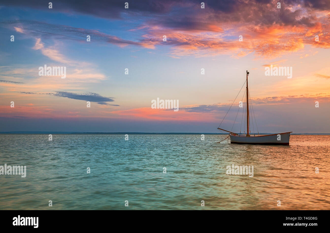 Lonely boat ocean hi-res stock photography and images - Alamy