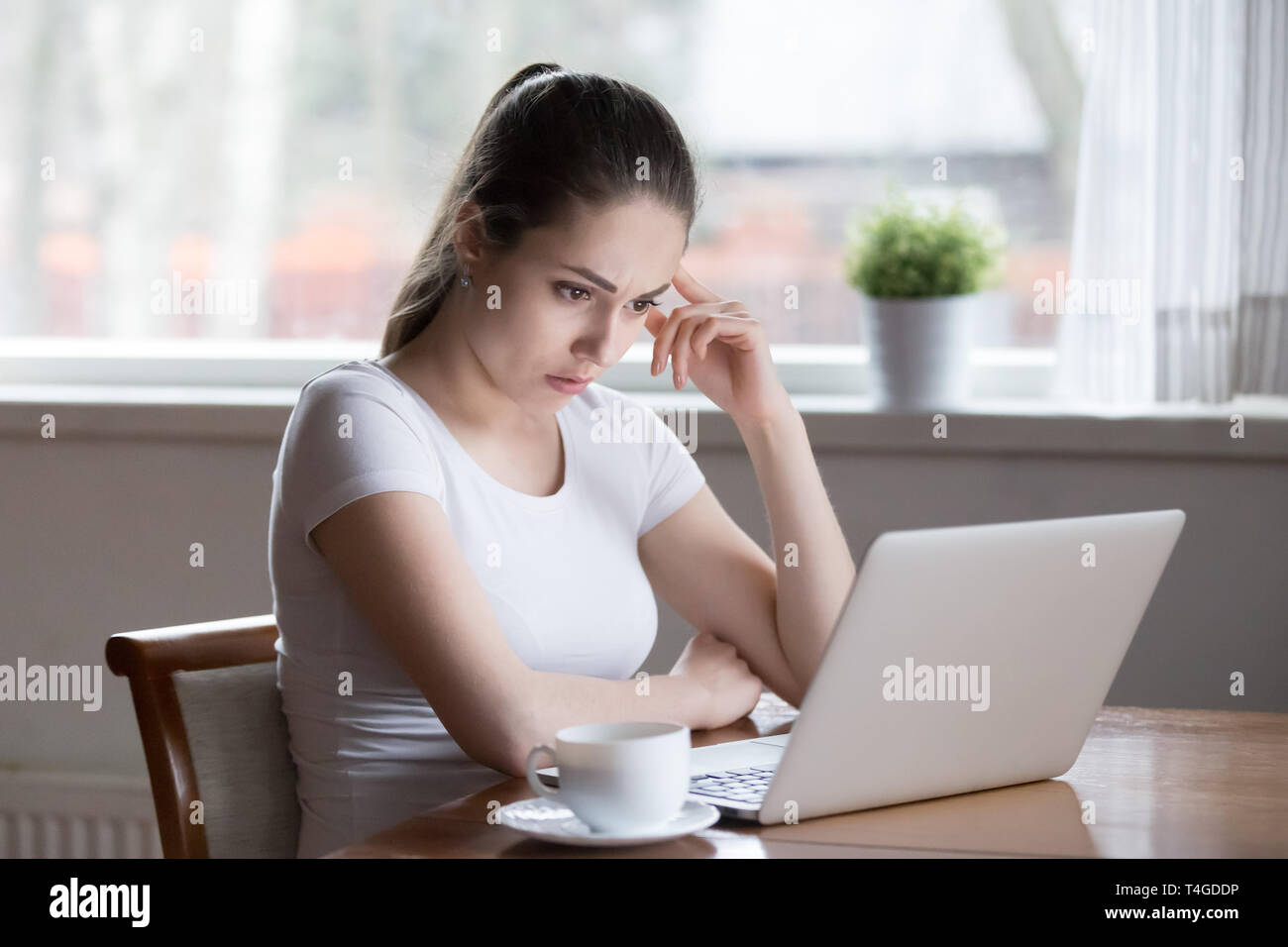 Woman looking sad computer hi-res stock photography and images - Alamy