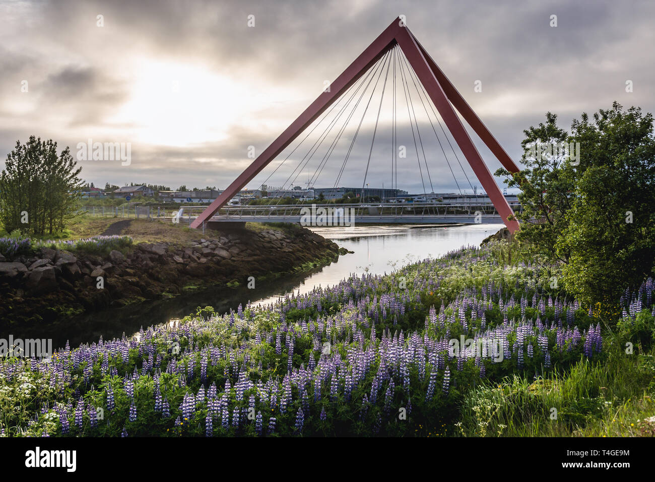 Pyramid island footbridge hi-res stock photography and images - Alamy