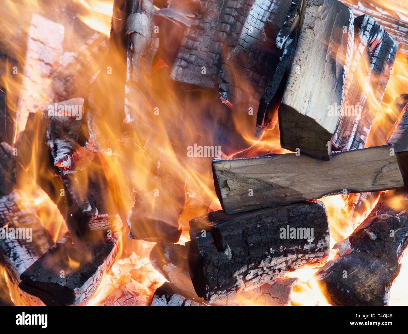 Closeup of a burning campfire with colorful flames Stock Photo - Alamy
