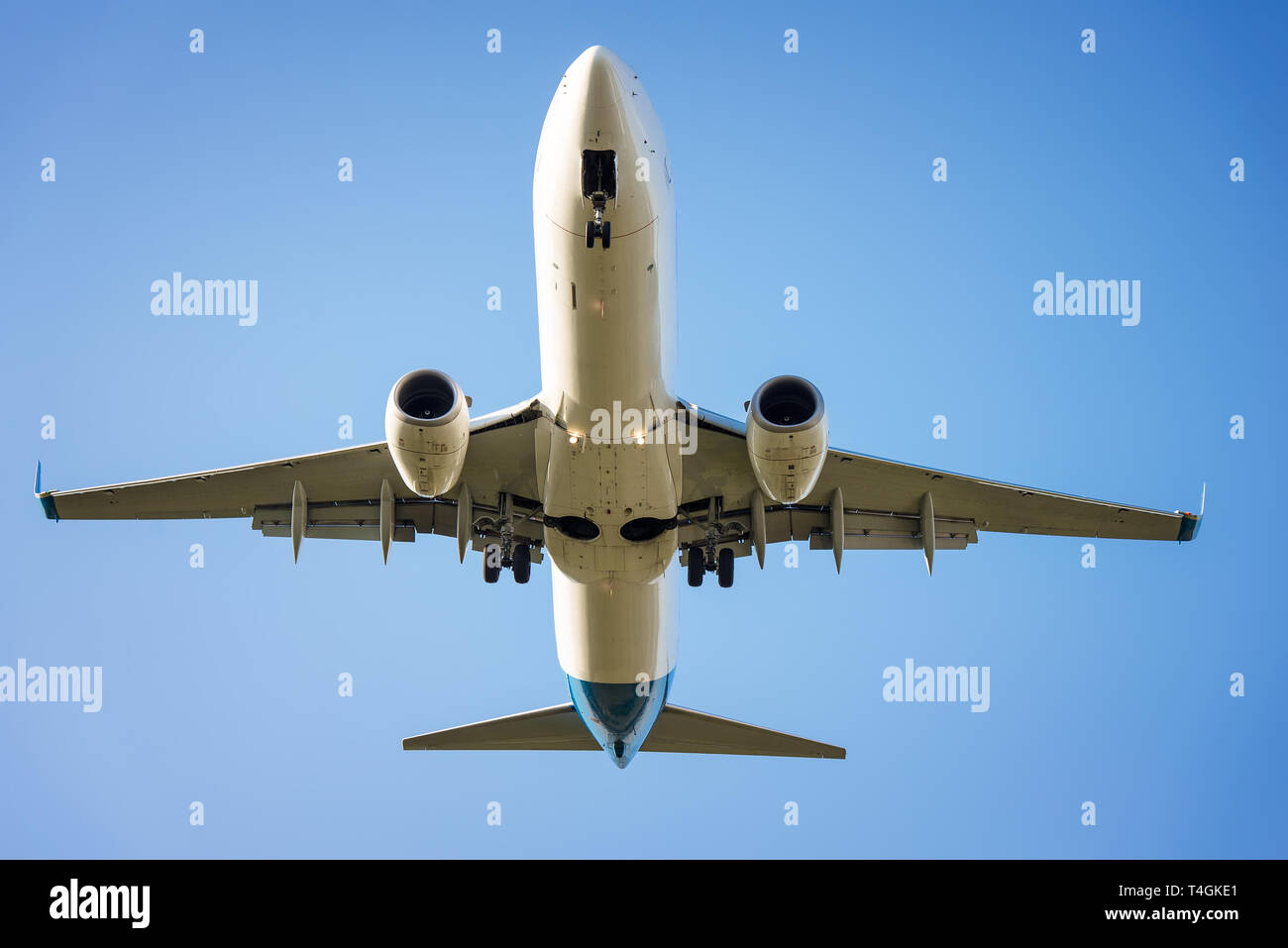 Jet passenger airplane flies approaching hi-res stock photography and ...