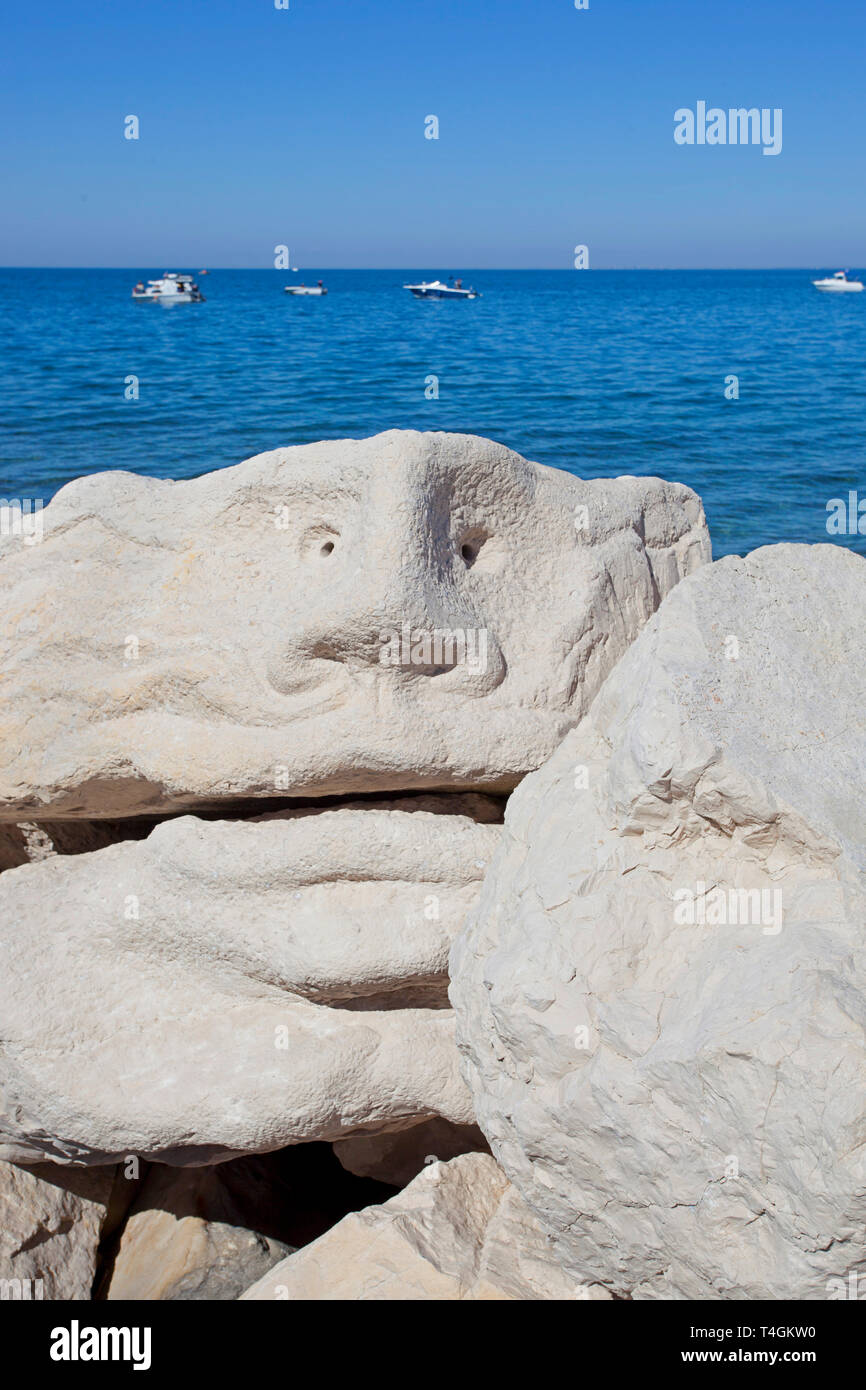 Face carved into rocks hi-res stock photography and images - Alamy