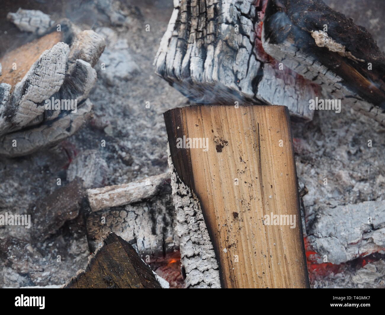 A extinguished fire with wood and ash Stock Photo - Alamy