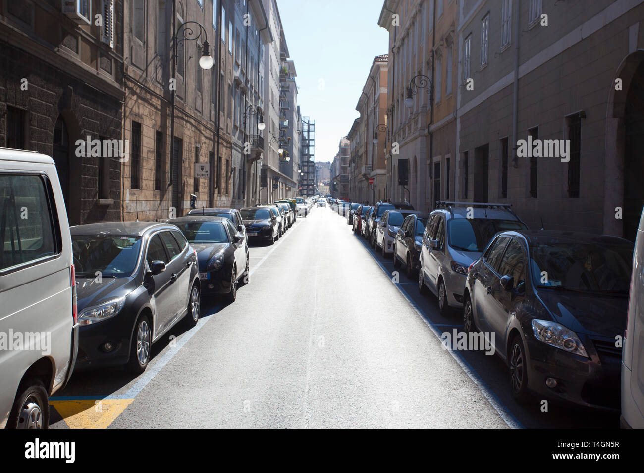 Narrow road car parking hi-res stock photography and images - Alamy
